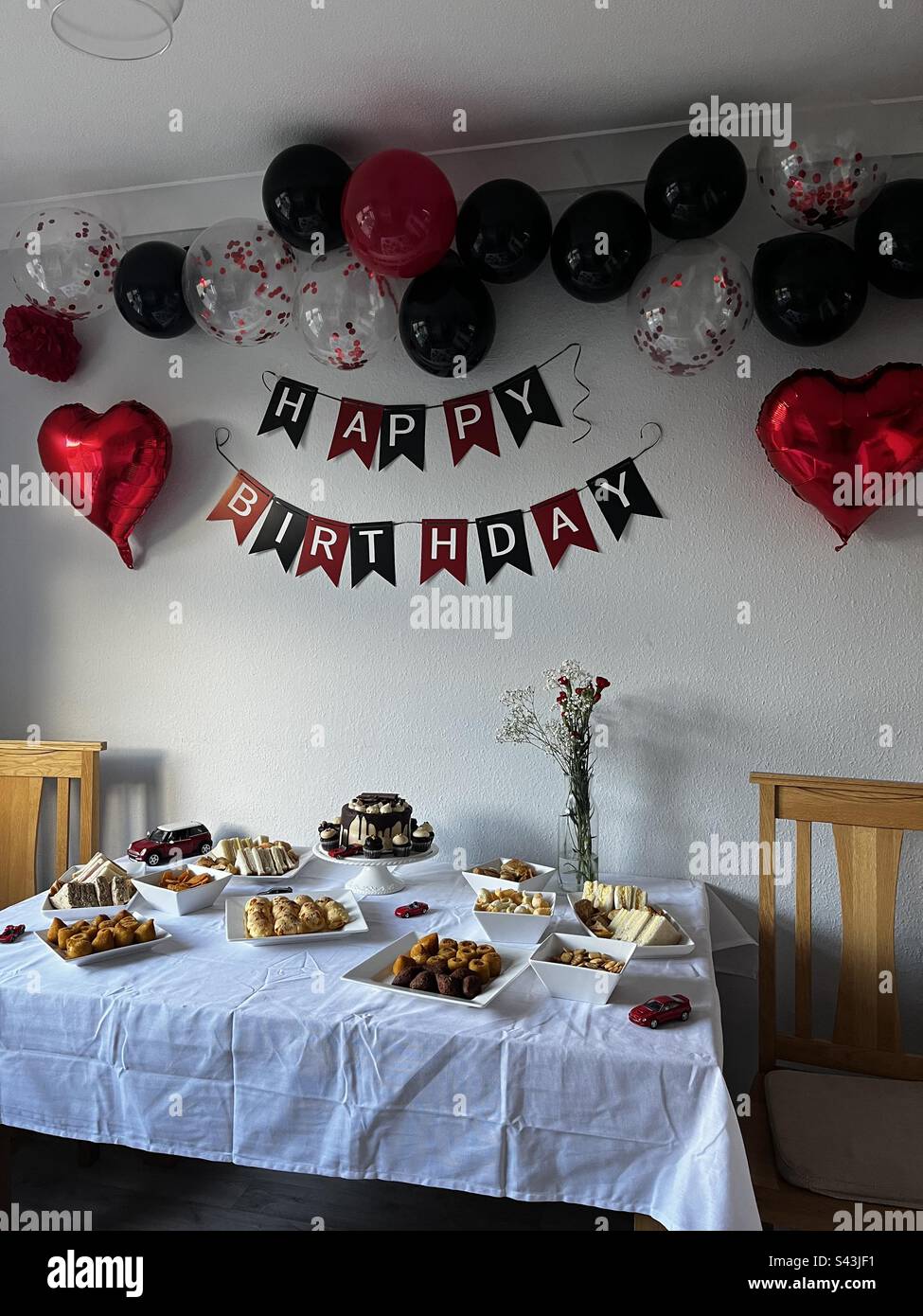 Party table hi-res stock photography and images - Alamy