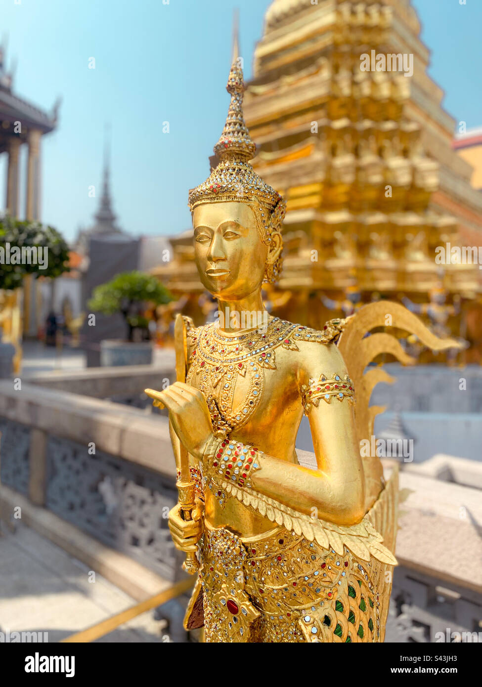 Thai grand palace smartphone stock photos and images - Alamy