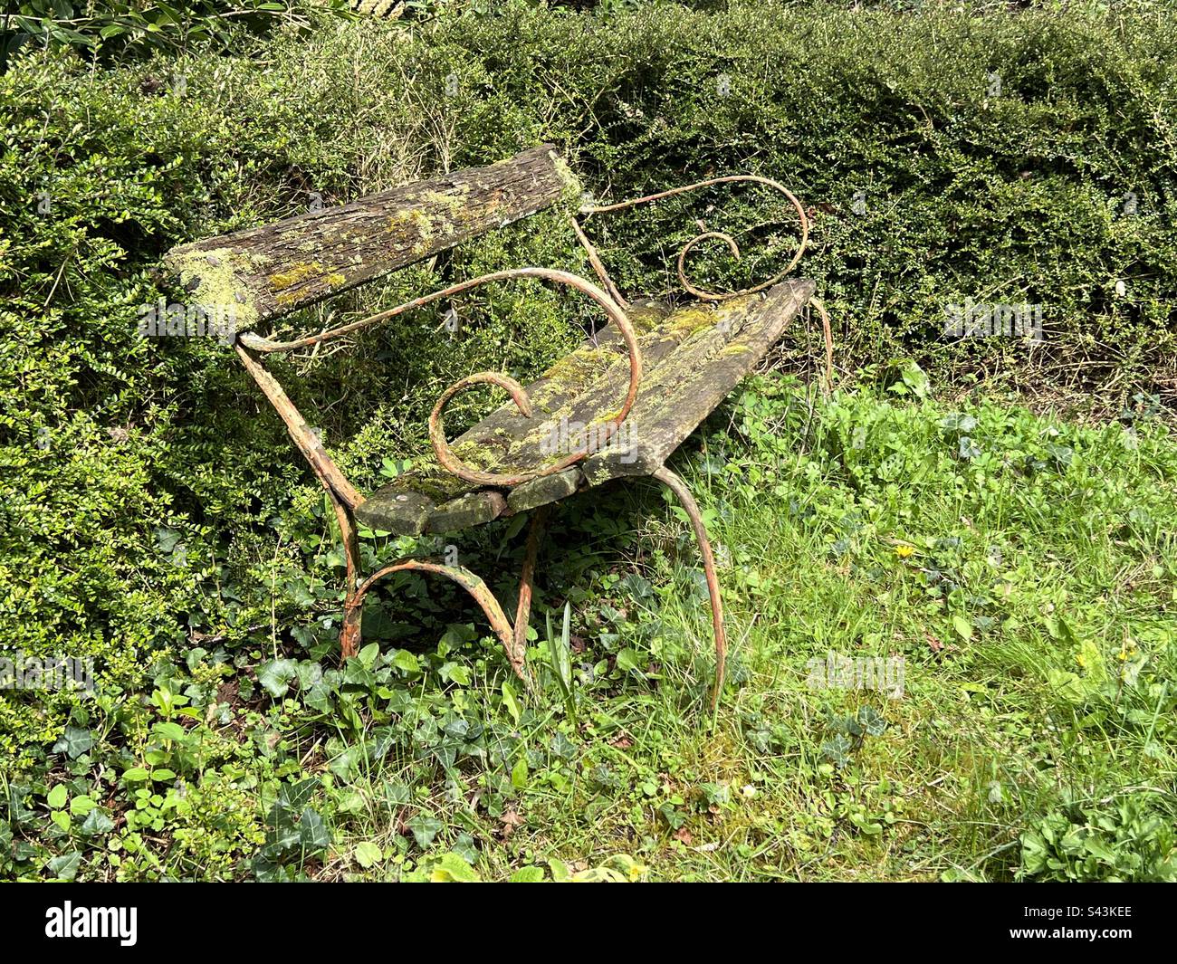 Antique metal garden seat hi-res stock photography and images - Alamy