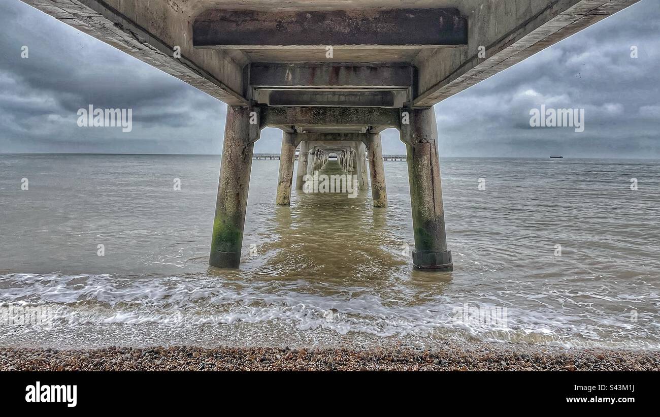 Deal kent pier storm hi-res stock photography and images - Alamy