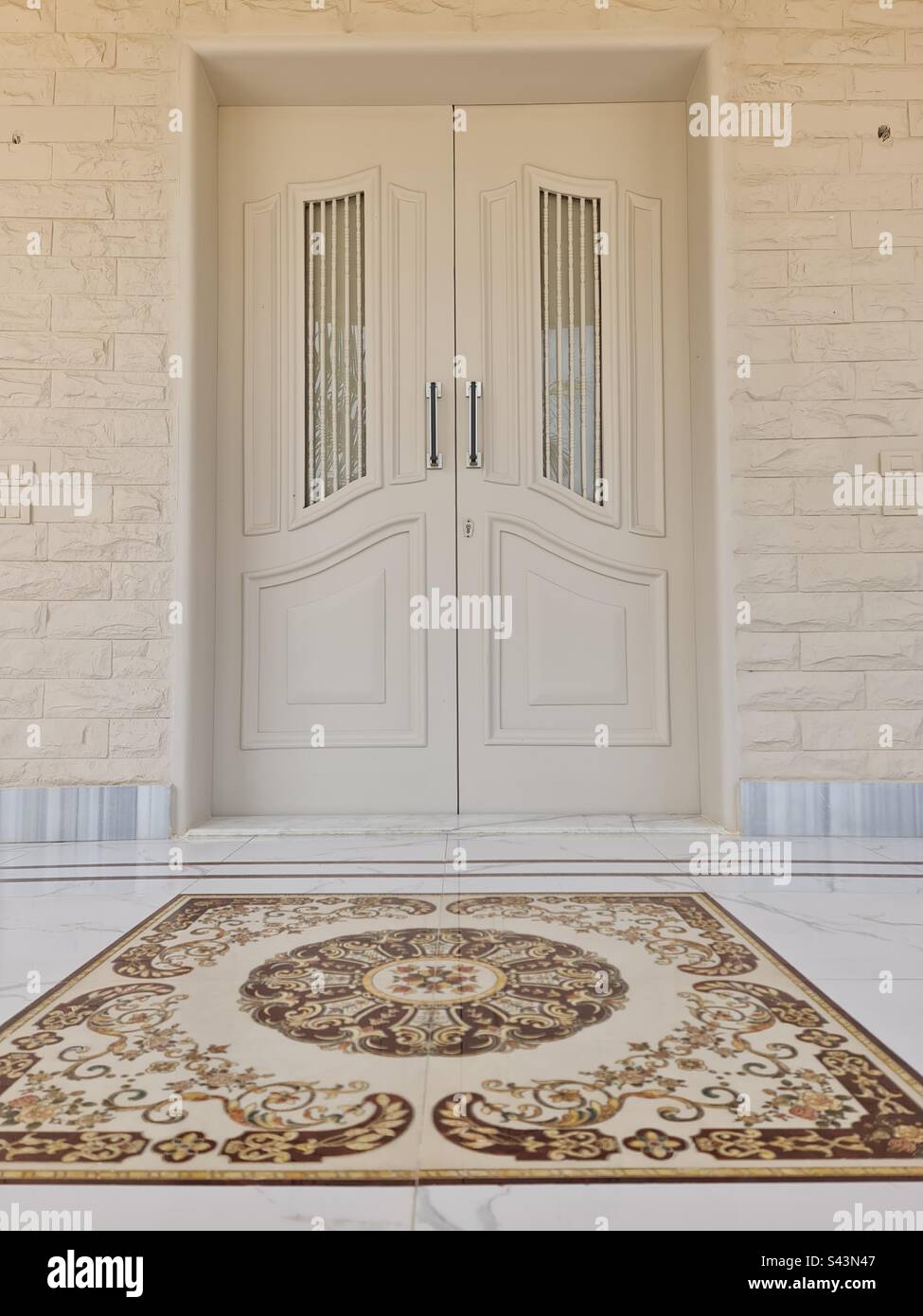 Classical door hi-res stock photography and images - Alamy