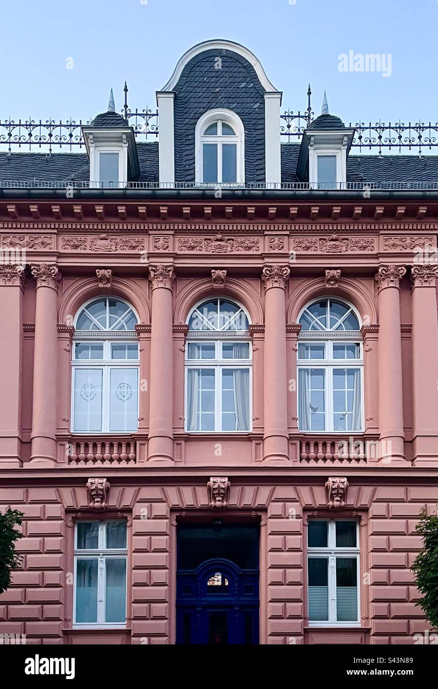 Building pink hi-res stock photography and images - Alamy