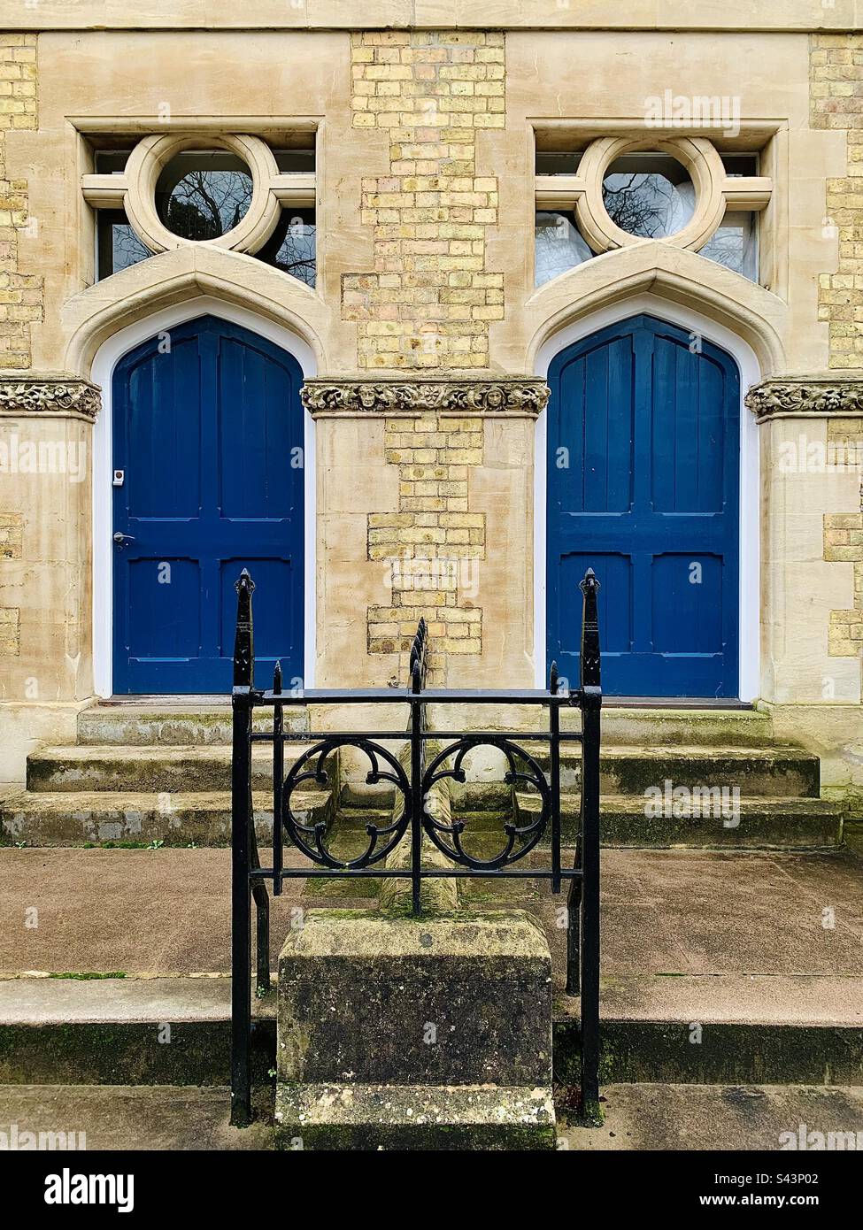 Building with blue doors hi-res stock photography and images - Alamy