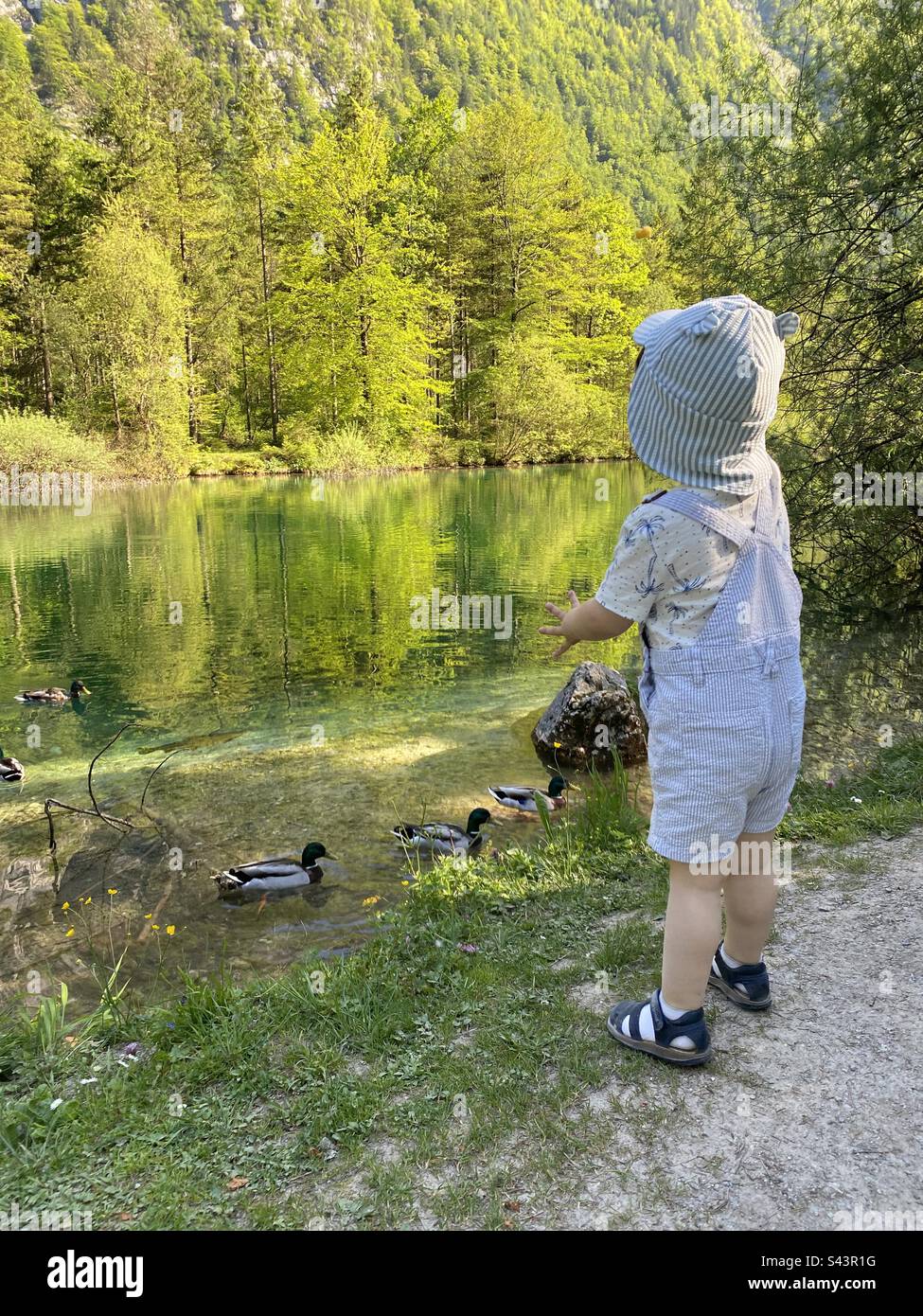 Feeding her child hi-res stock photography and images - Alamy