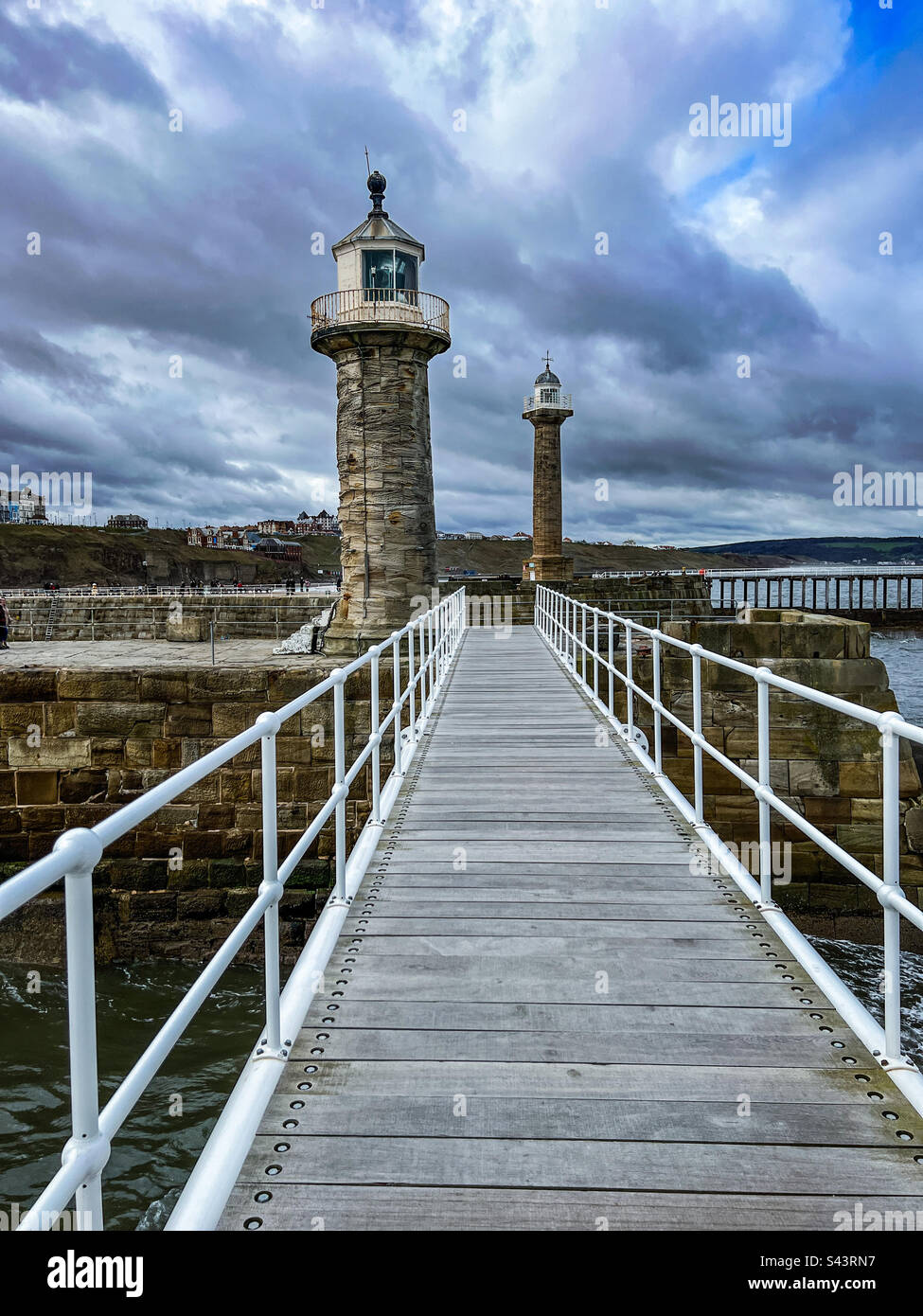 Whitby harbour lighthouse and west pier Stock Photo - Alamy