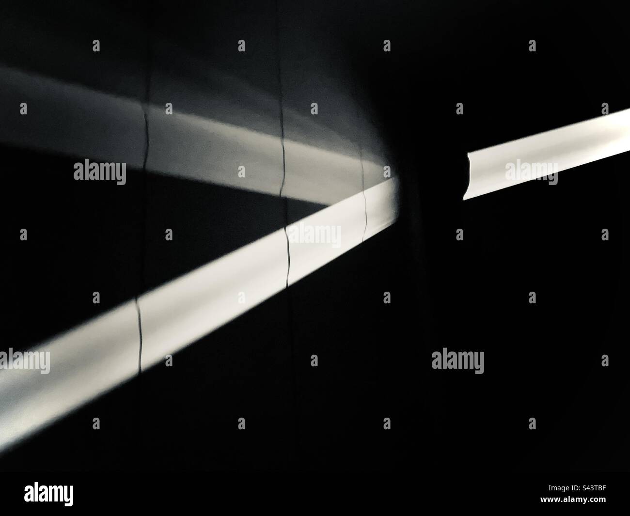 Crack in door hi-res stock photography and images - Alamy