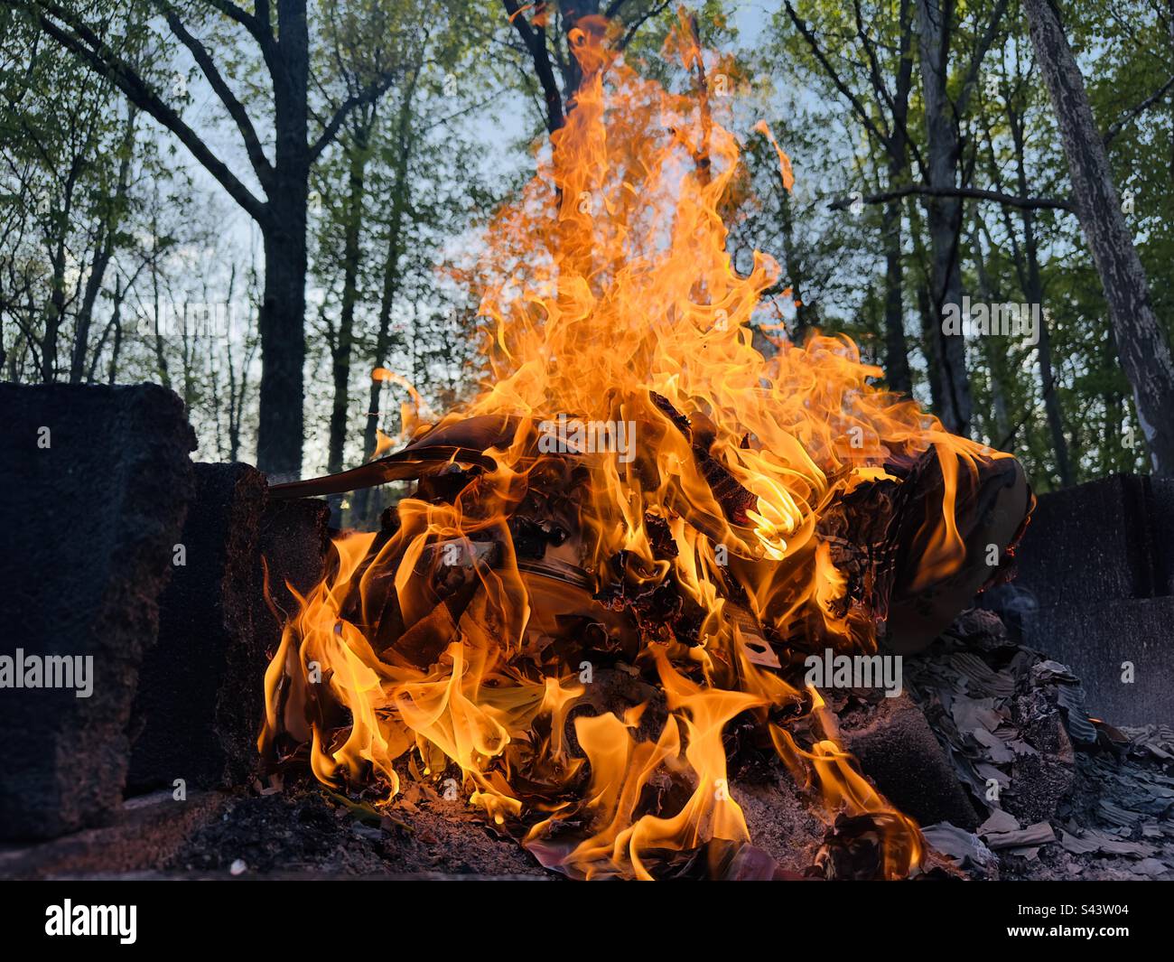 Fire in the evening hi-res stock photography and images - Alamy