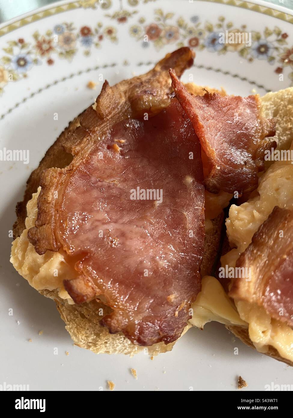 Bacon & Scrambled Egg on Toast Stock Photo - Alamy