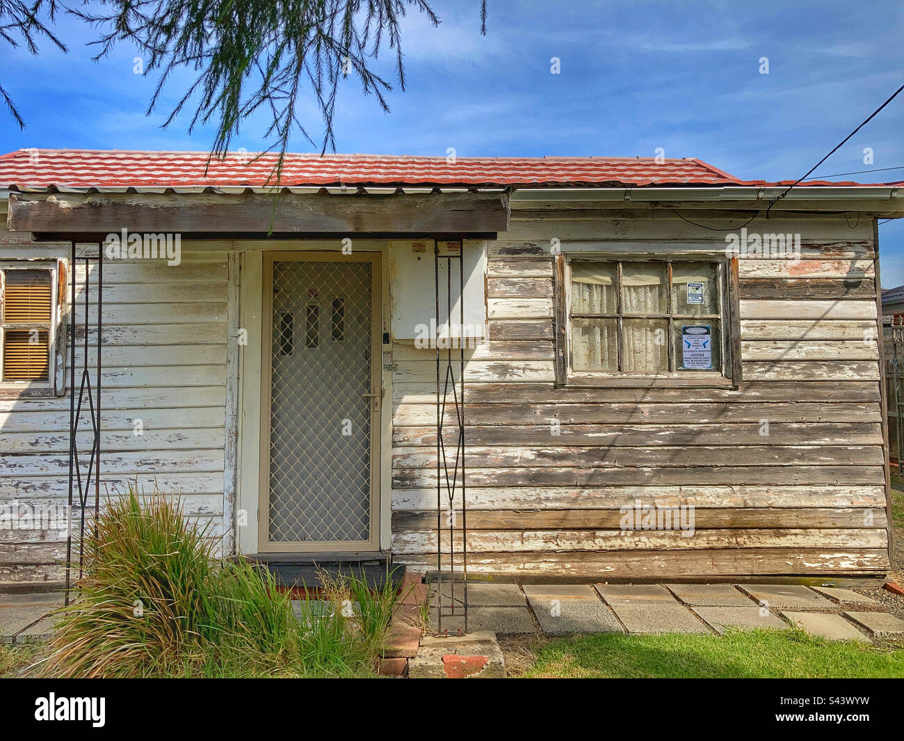 Old wooden clapboard house hi-res stock photography and images - Alamy