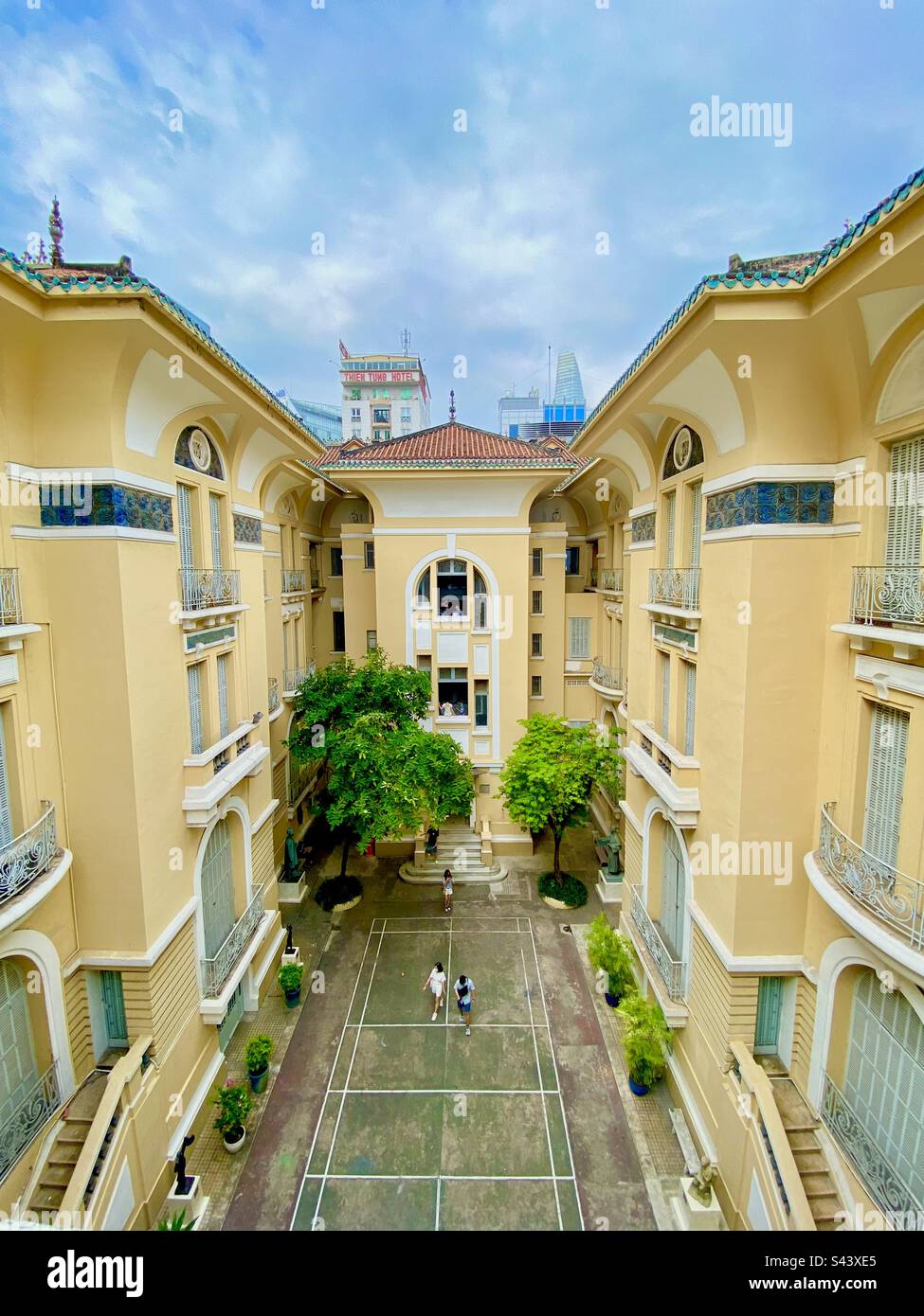 Yellow building hi-res stock photography and images - Alamy