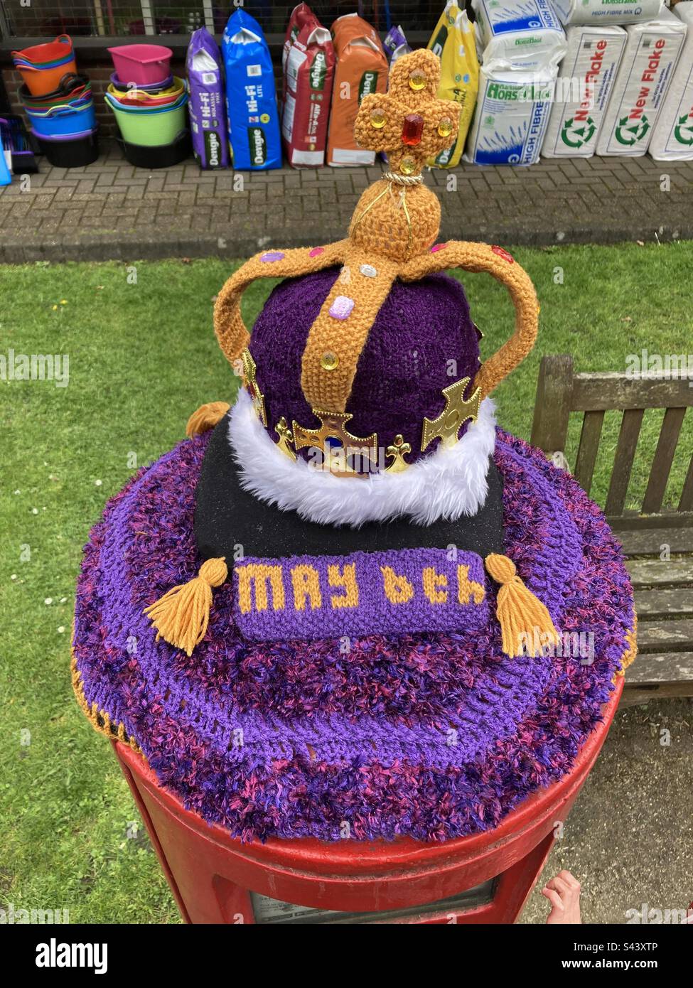 Crown topper hi-res stock photography and images - Alamy