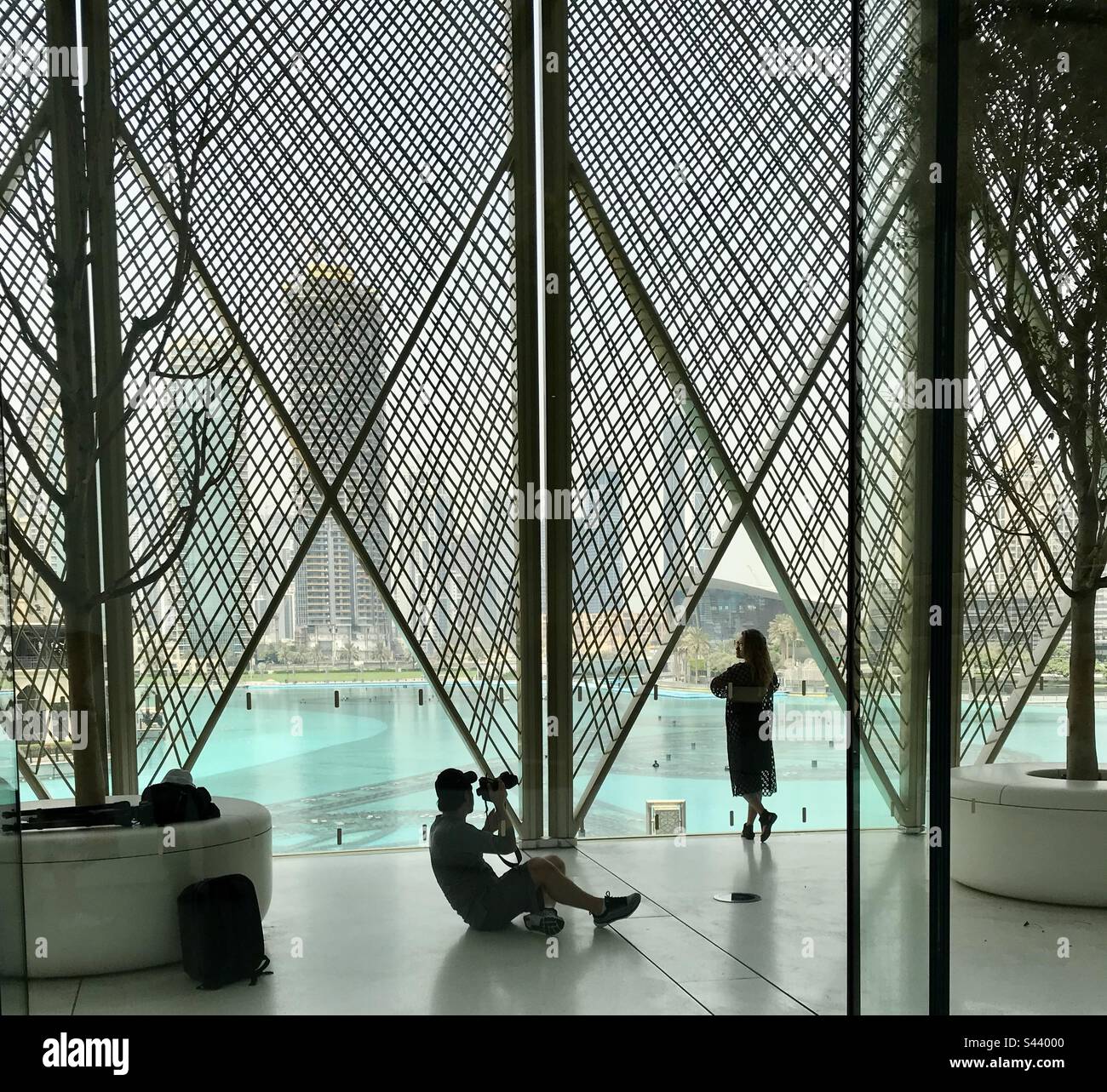 Photographer shoots model Stock Photo - Alamy