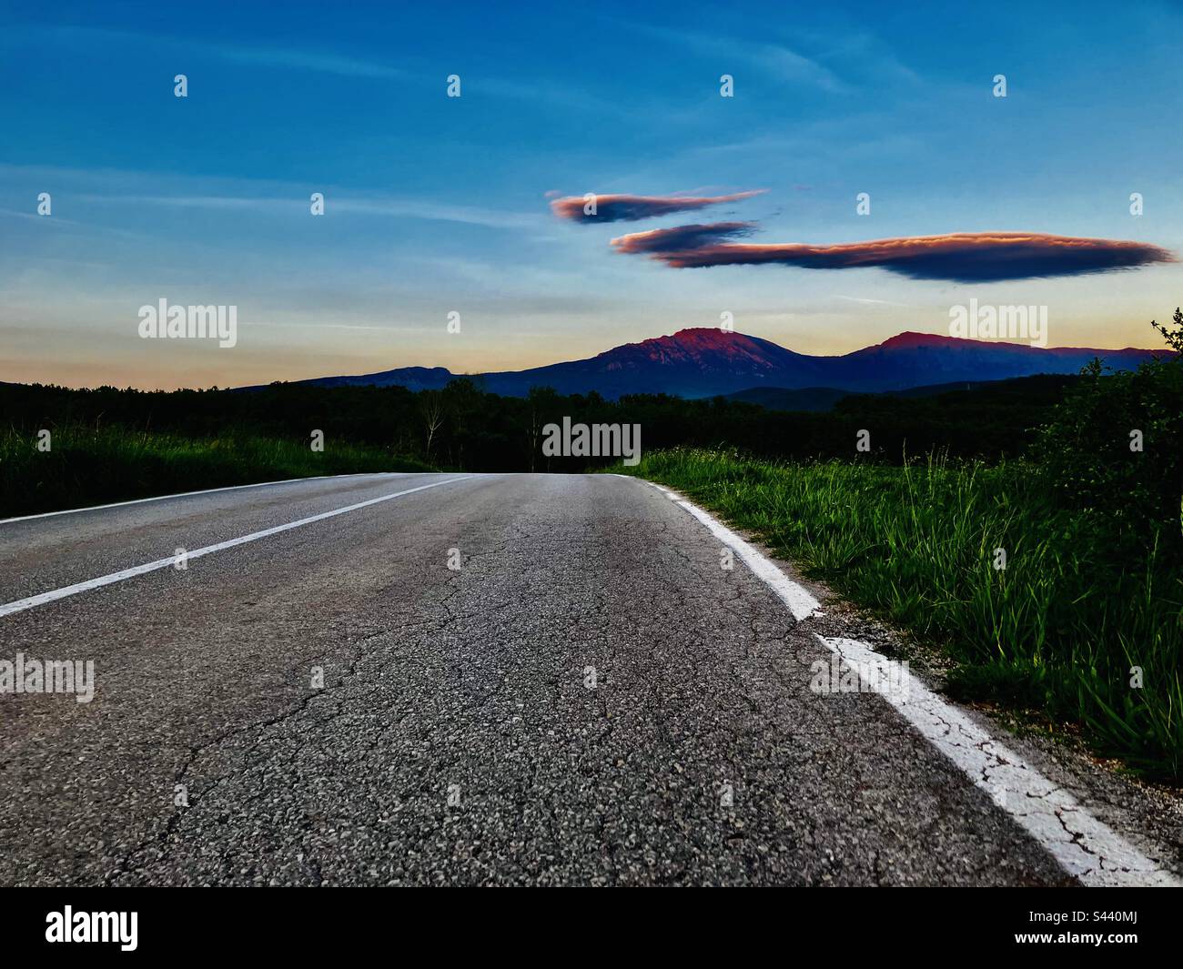 Stunning road hi-res stock photography and images - Alamy