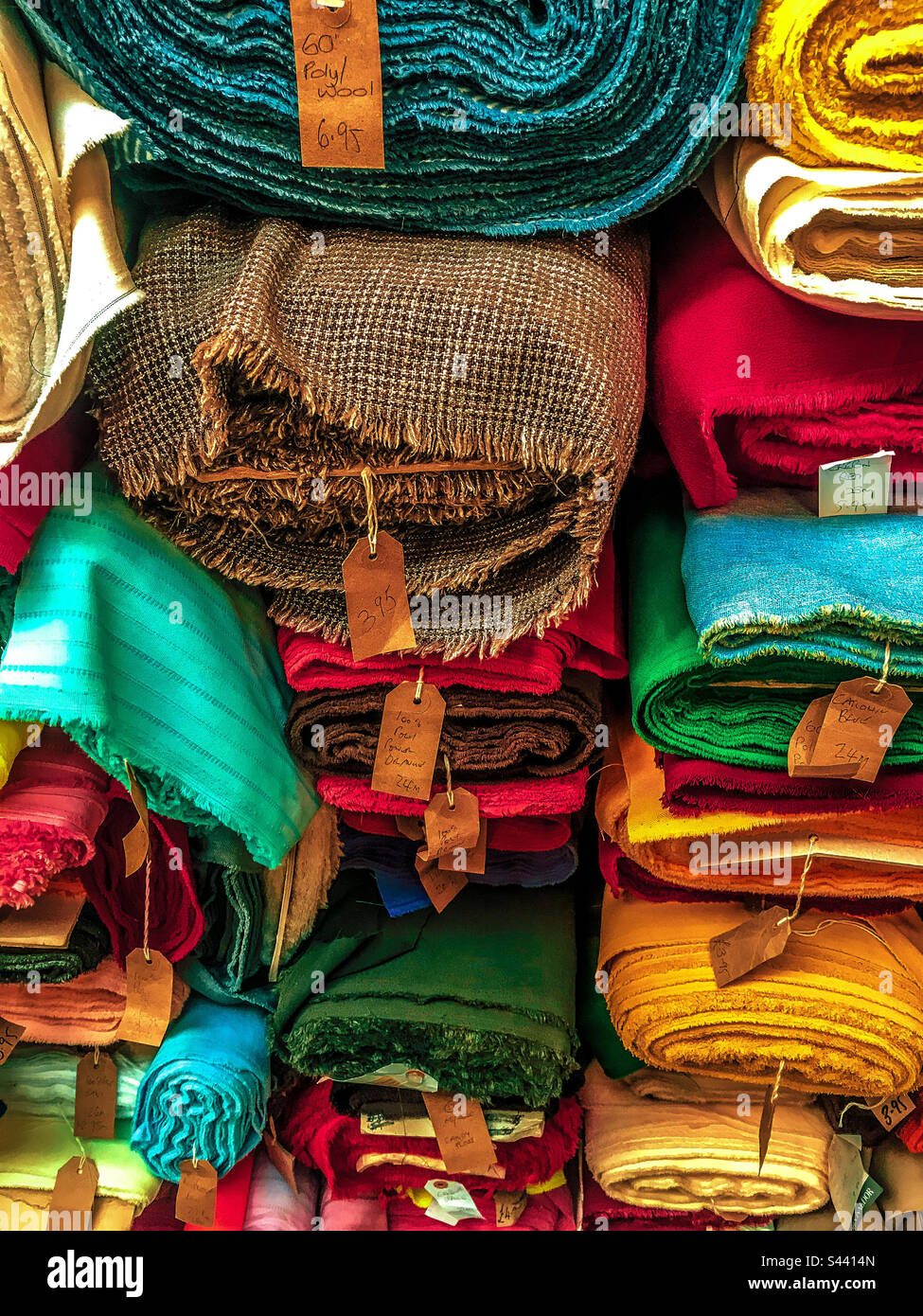 Fabric store hi-res stock photography and images - Alamy