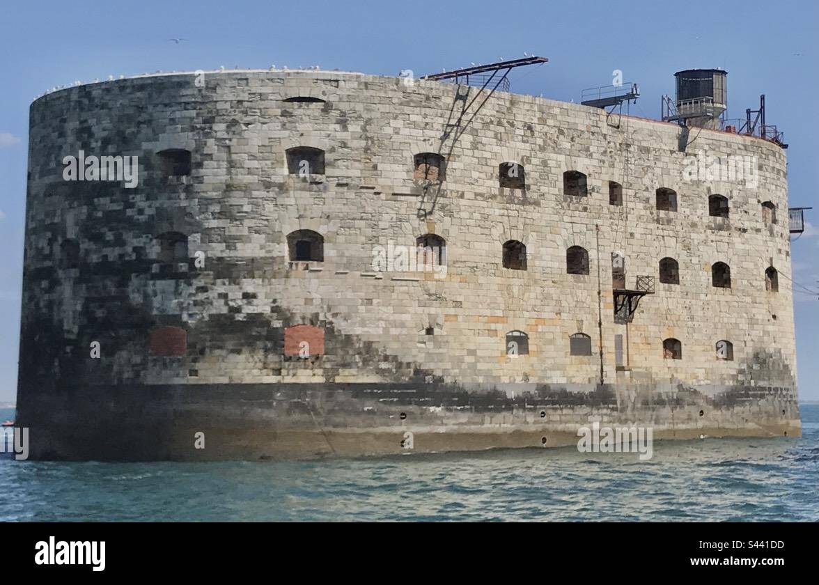 Le fort boyard vue de la mer Stock Photo - Alamy