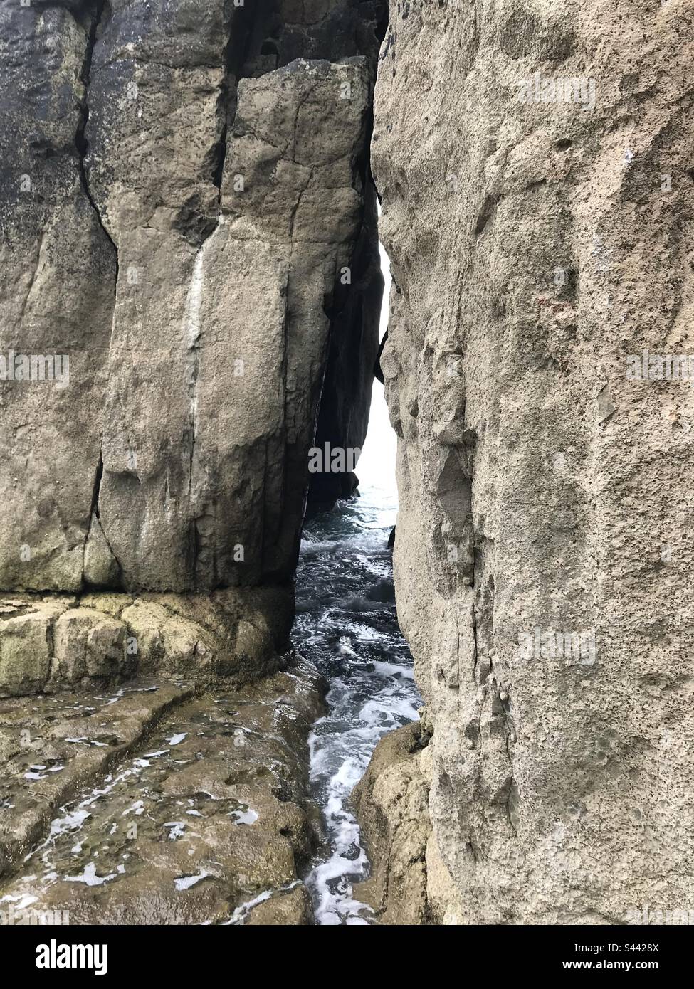 Narrow path hi-res stock photography and images - Alamy