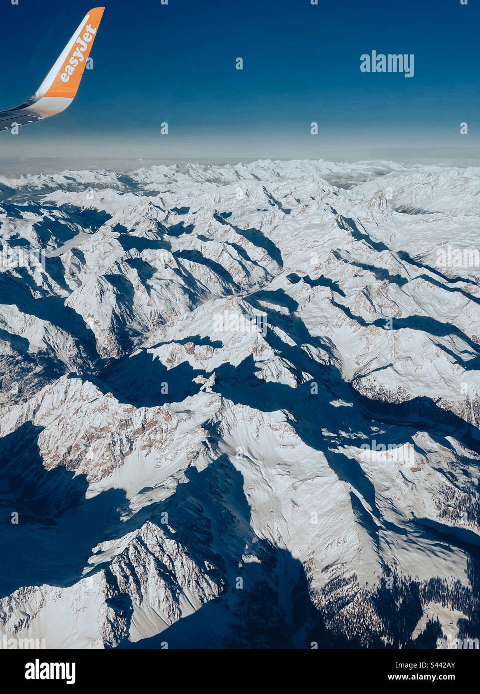 Airplane flying over french alps hi-res stock photography and images ...