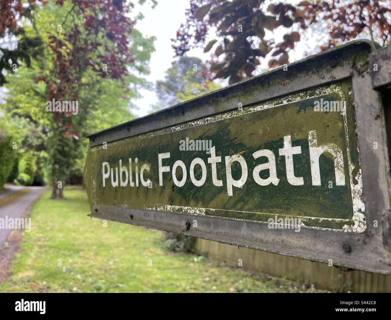 Public footpath sign in Virgina Water, Surrey, UK Stock Photo - Alamy