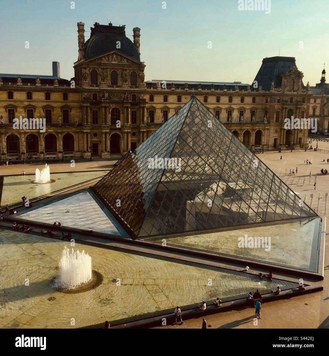 Le triangle paris hi-res stock photography and images - Alamy