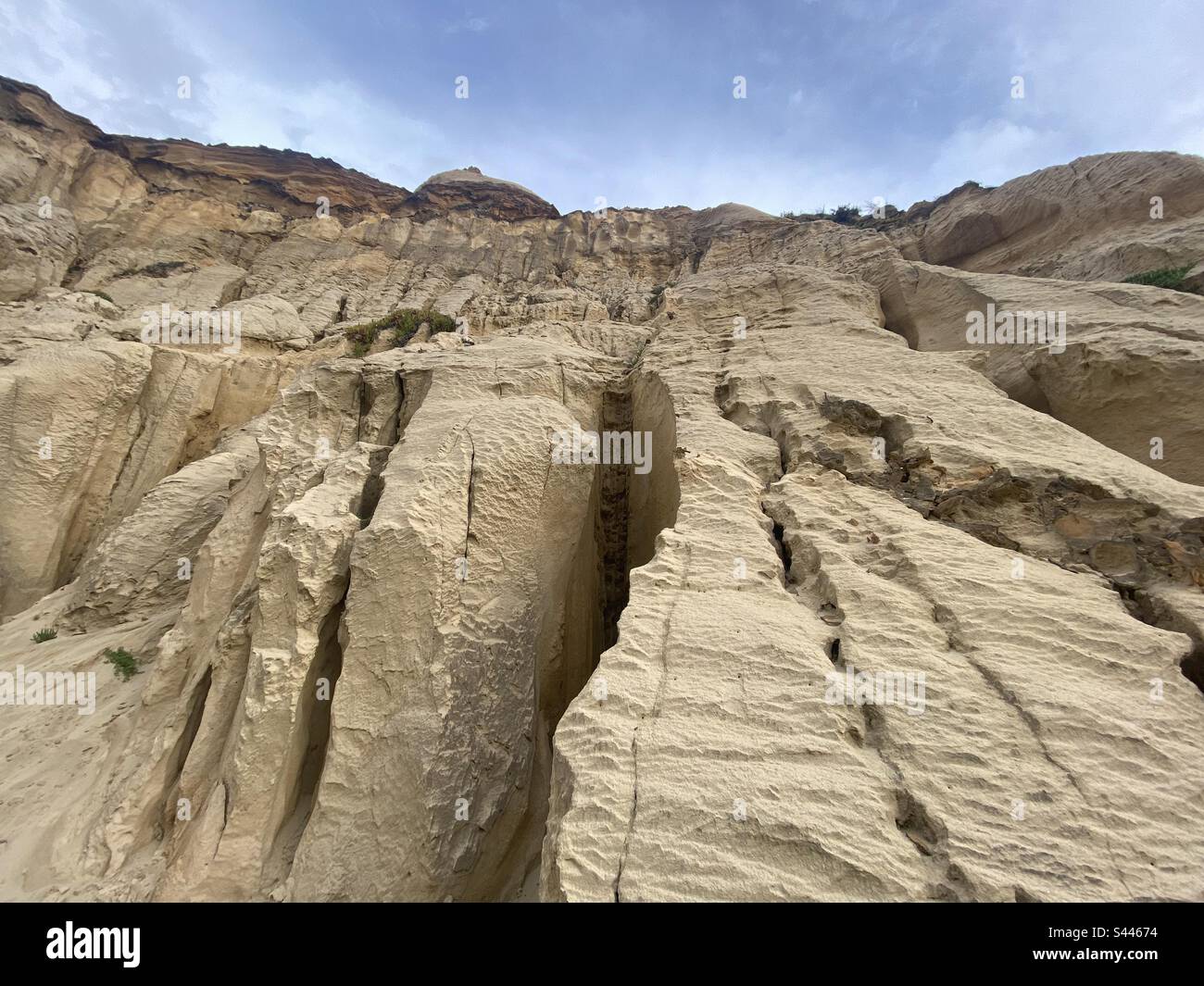Cliff fissures hi-res stock photography and images - Alamy