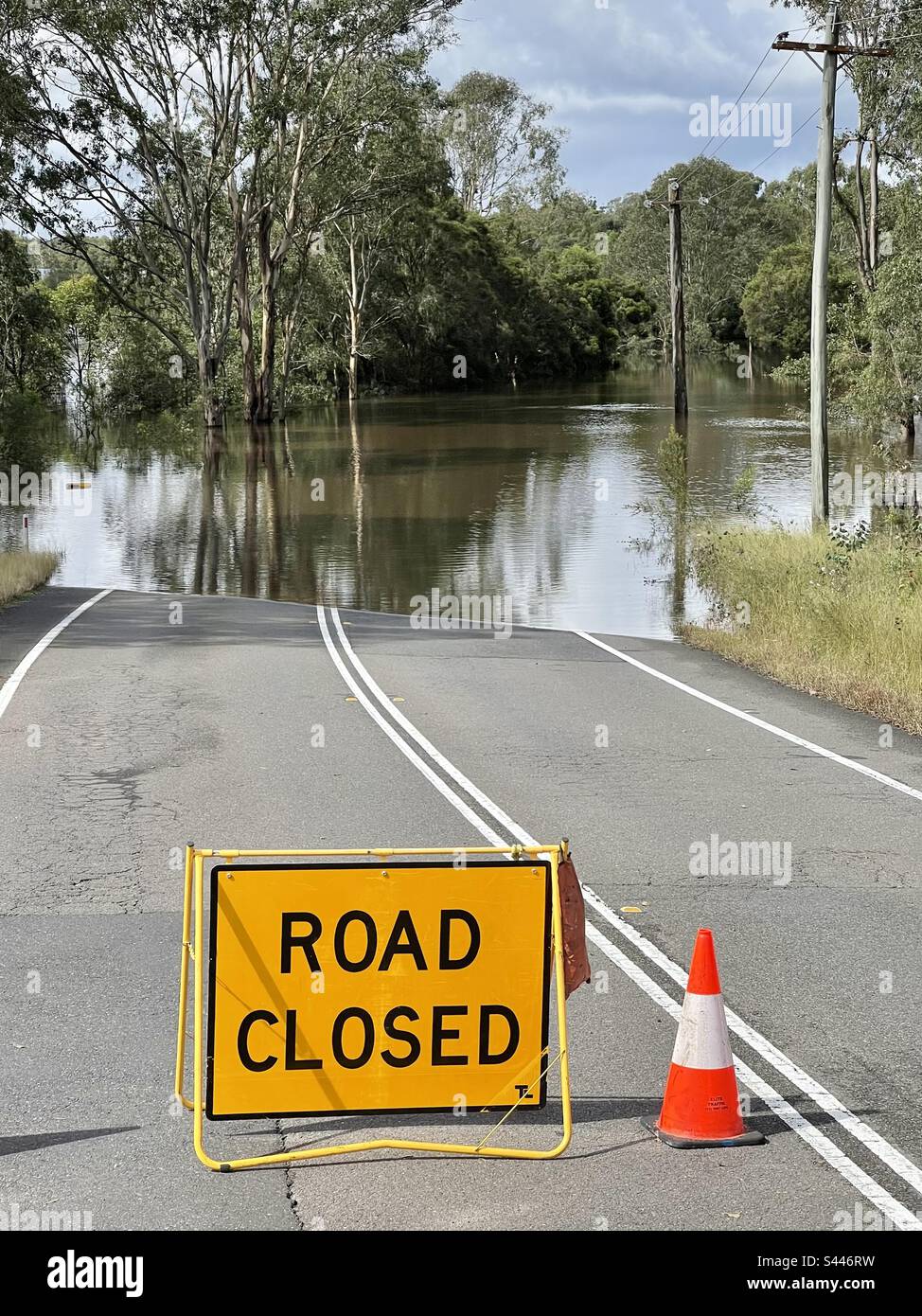 Water over road sign hi-res stock photography and images - Alamy