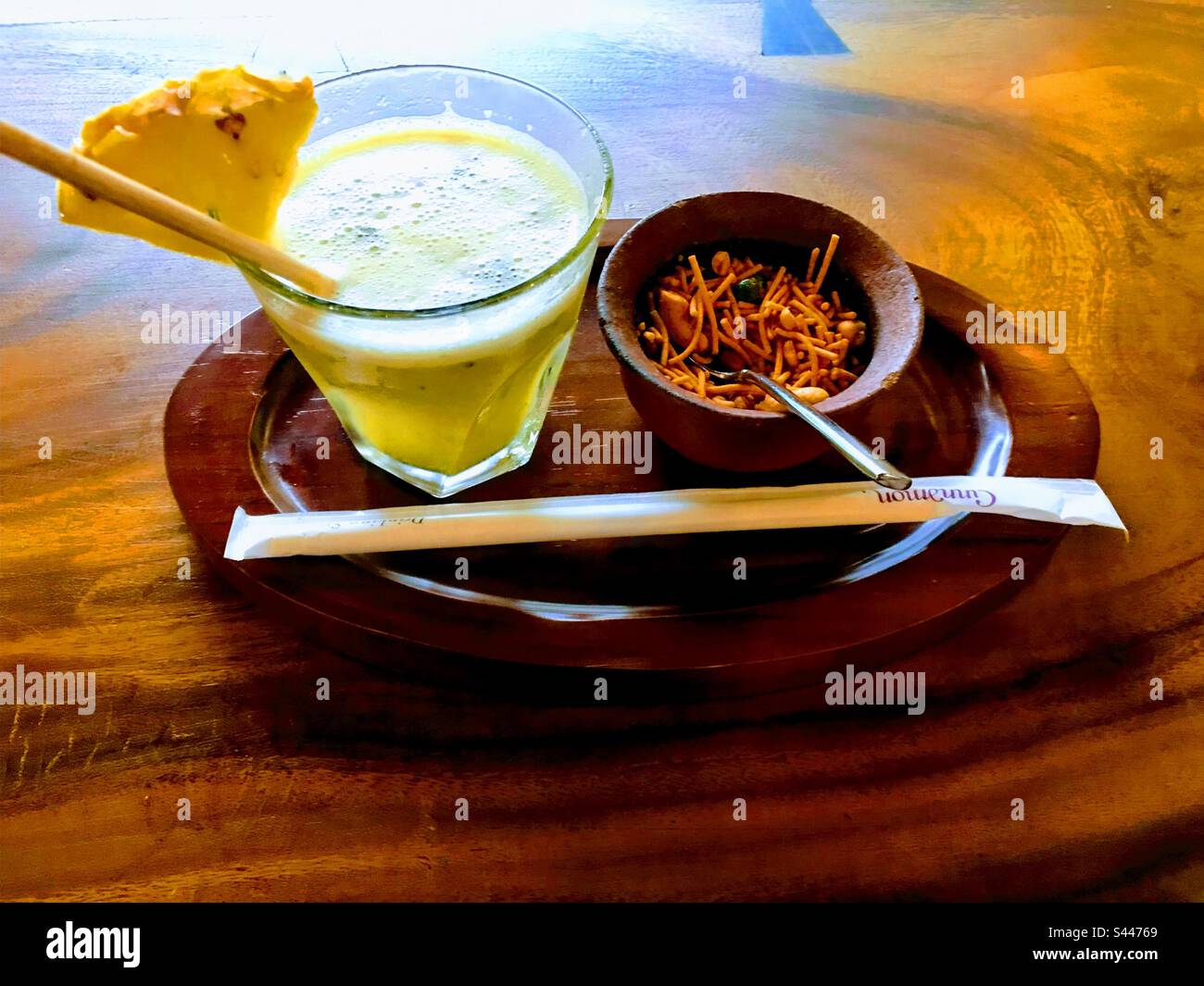 Cocktail and nibbles hi-res stock photography and images - Alamy