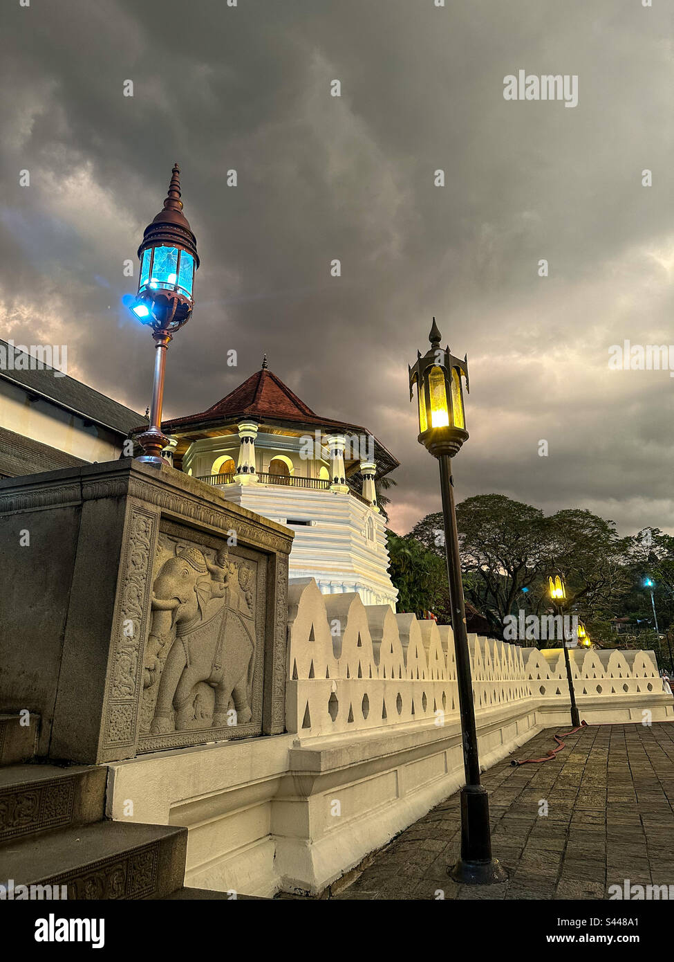 Sri dalada maligawa hi-res stock photography and images - Alamy