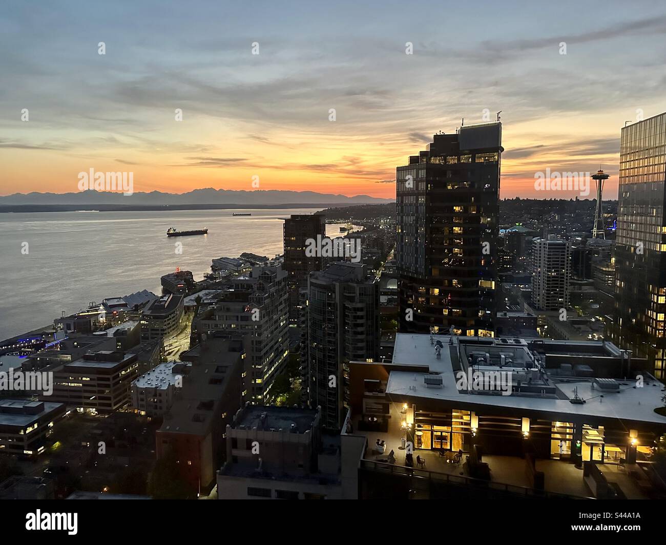 Seattle skyline mountains hi-res stock photography and images - Alamy