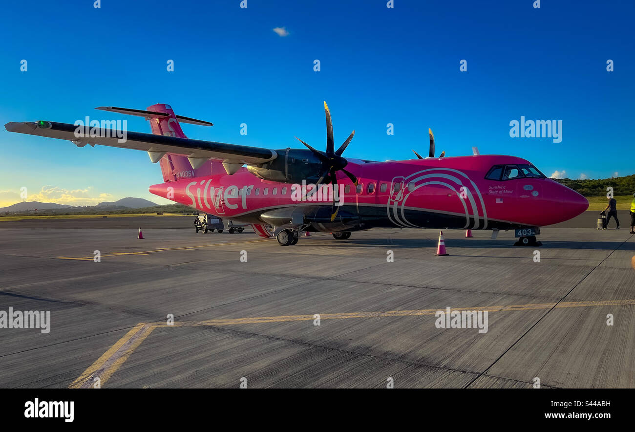 Pink airplane hi-res stock photography and images - Alamy