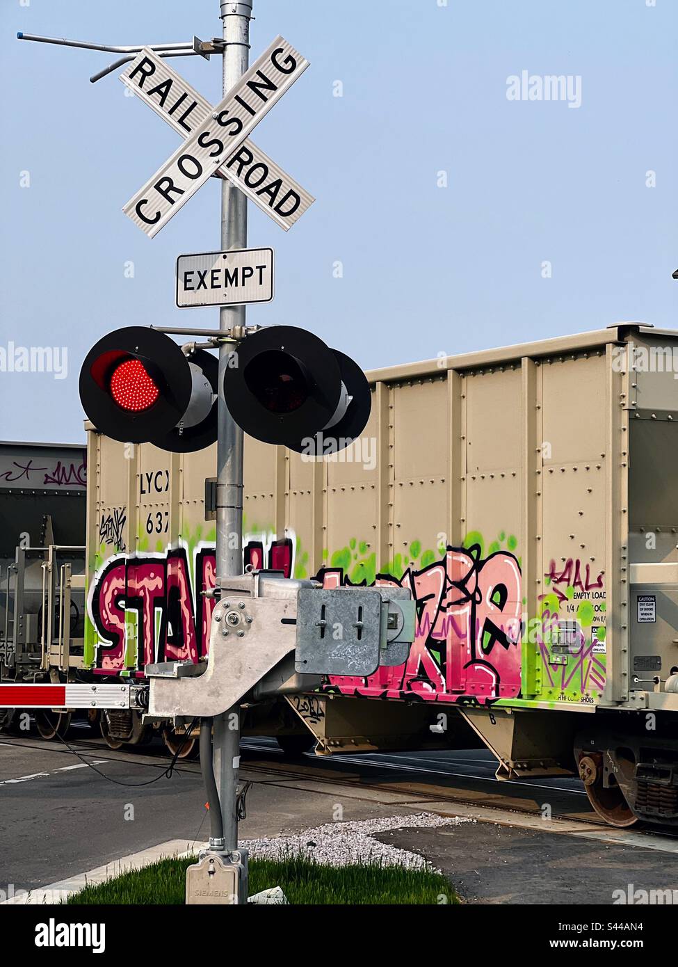 Train crossing cars lights hi-res stock photography and images - Alamy
