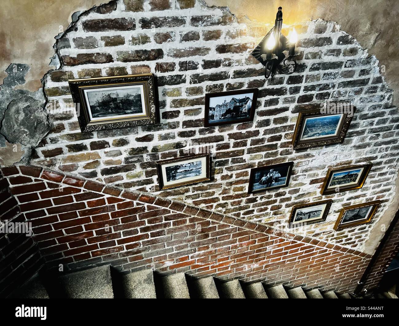 Pictures on the wall hi-res stock photography and images - Alamy