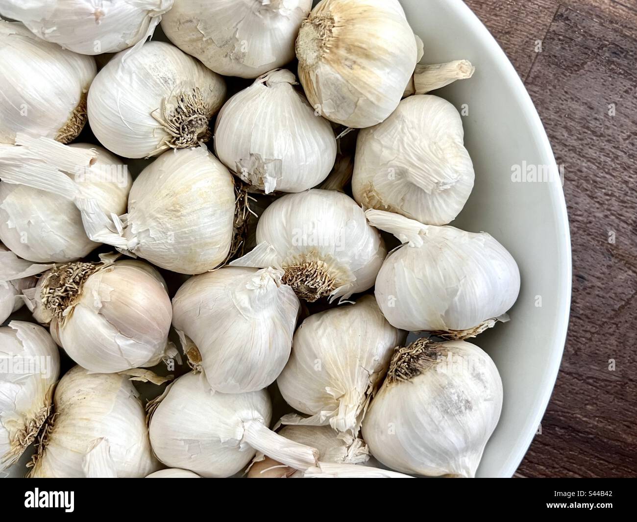 Bowl of garlic bulbs hi-res stock photography and images - Alamy