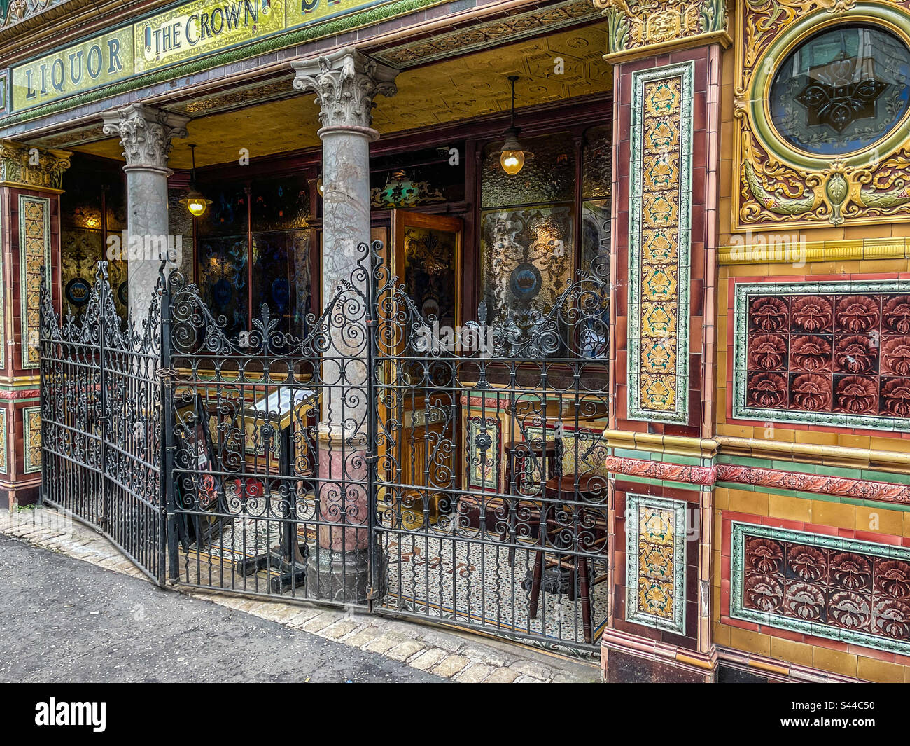 Crown pub belfast hi-res stock photography and images - Alamy