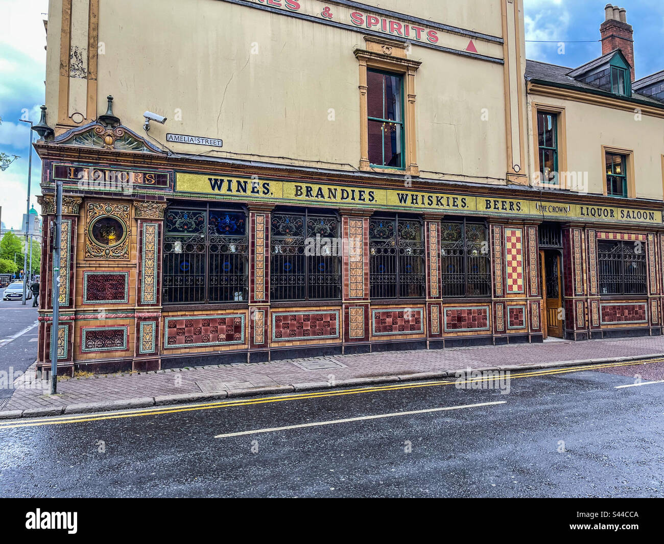 The Crown Bar, Belfast Stock Photo - Alamy