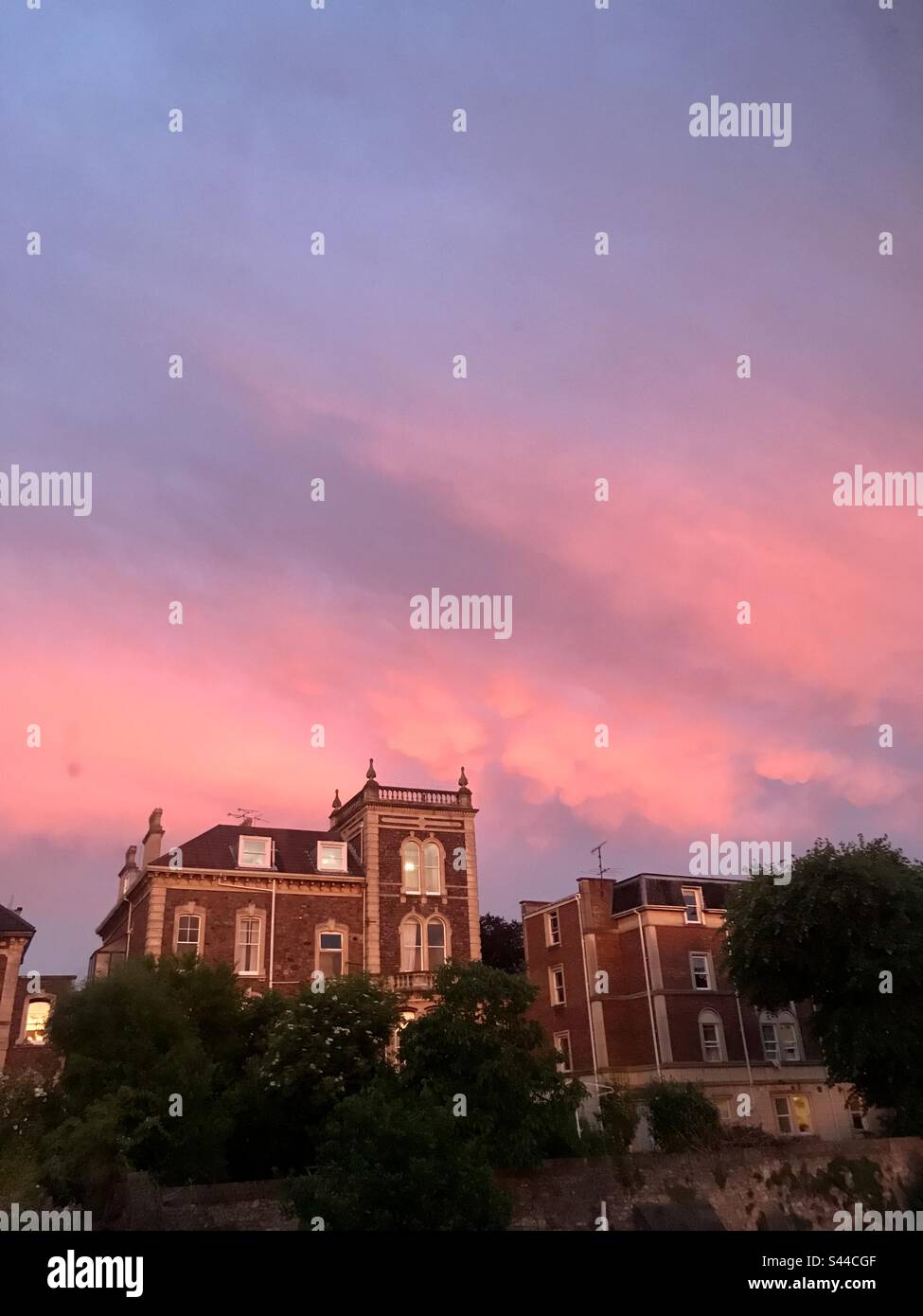 Houses uk sunset hi-res stock photography and images - Alamy