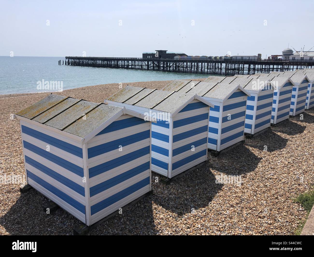 Hastings seafront and colourful beach huts Stock Photo - Alamy