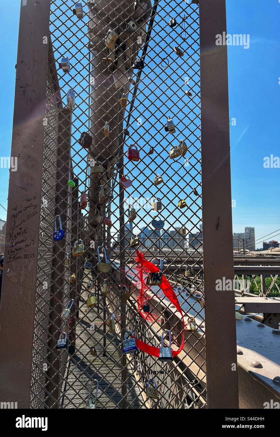 Padlock bridge hi-res stock photography and images - Alamy