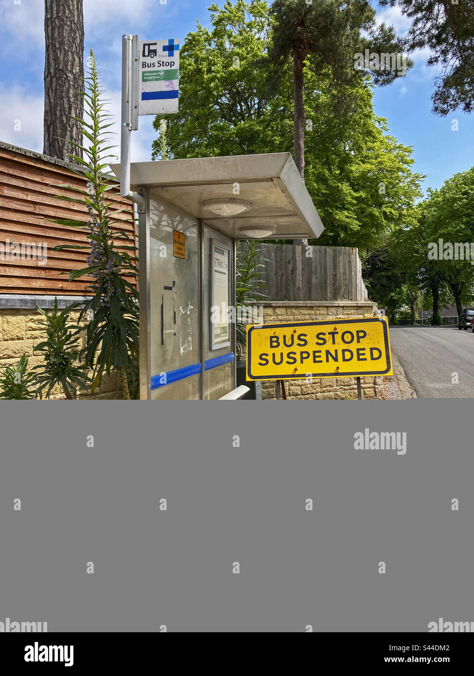 Suspended sign hi-res stock photography and images - Alamy