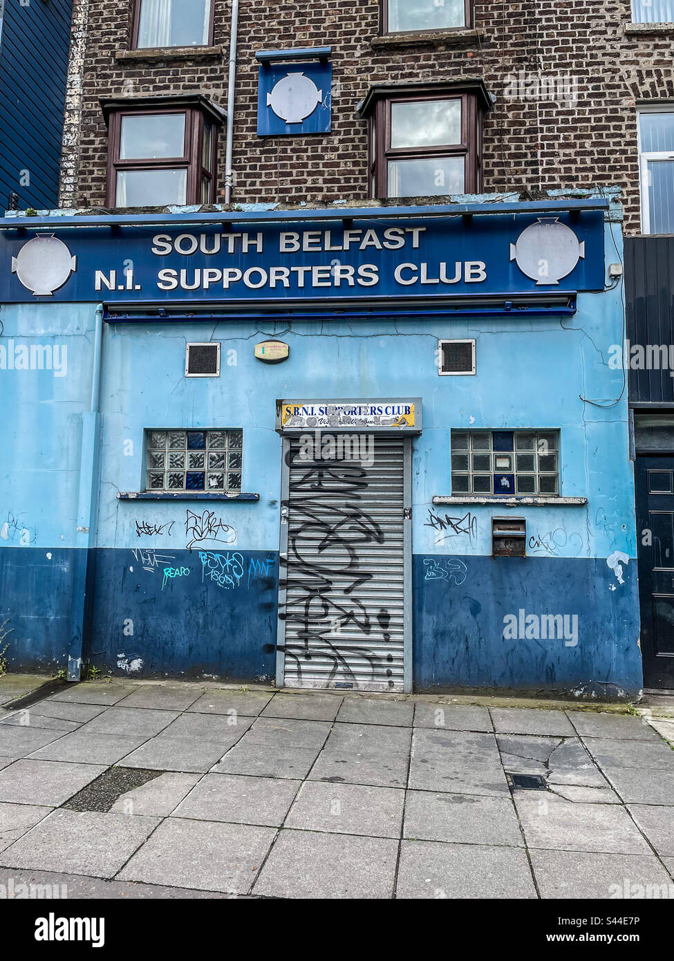Derelict abandoned buildings ireland hi-res stock photography and ...