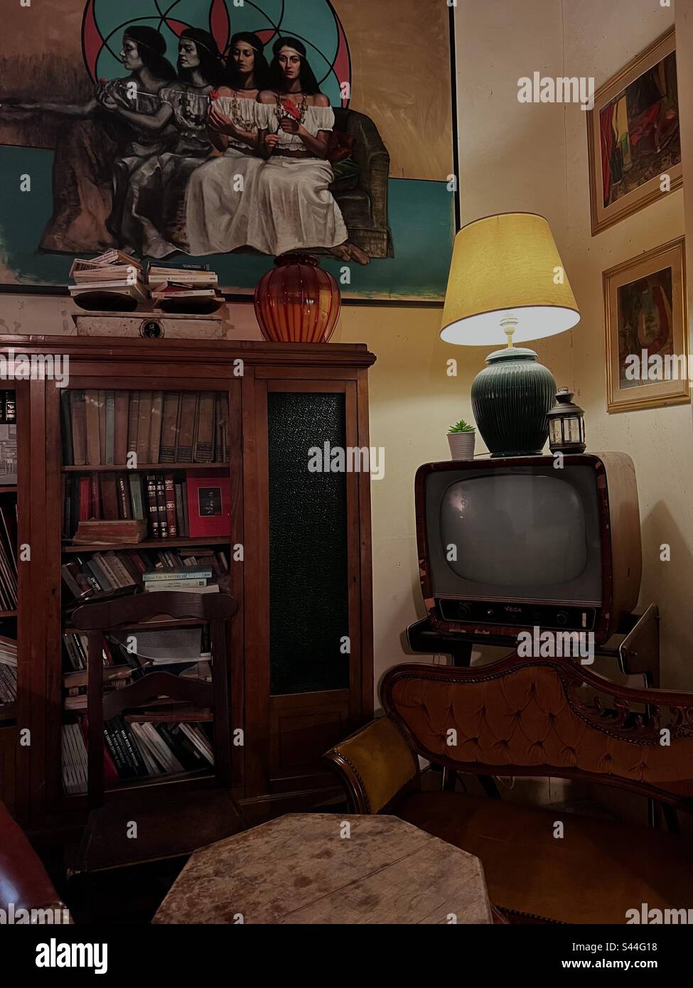 Vintage ambiance hi-res stock photography and images - Alamy