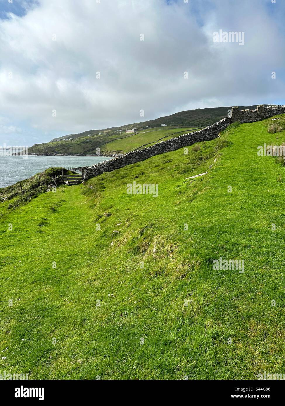 Stone fence hi-res stock photography and images - Alamy