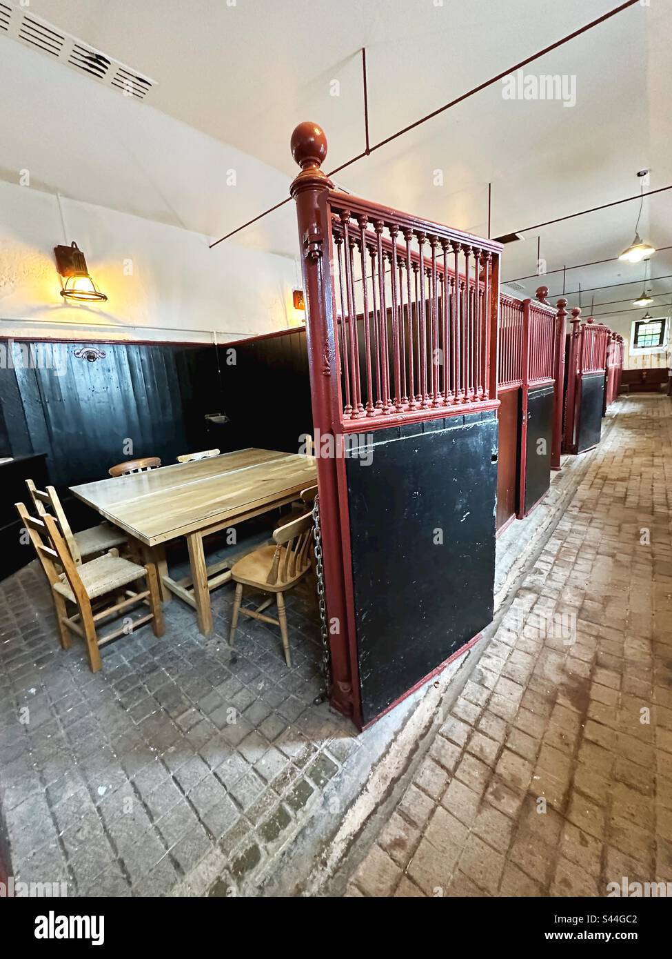 Castle horse stable hi-res stock photography and images - Alamy