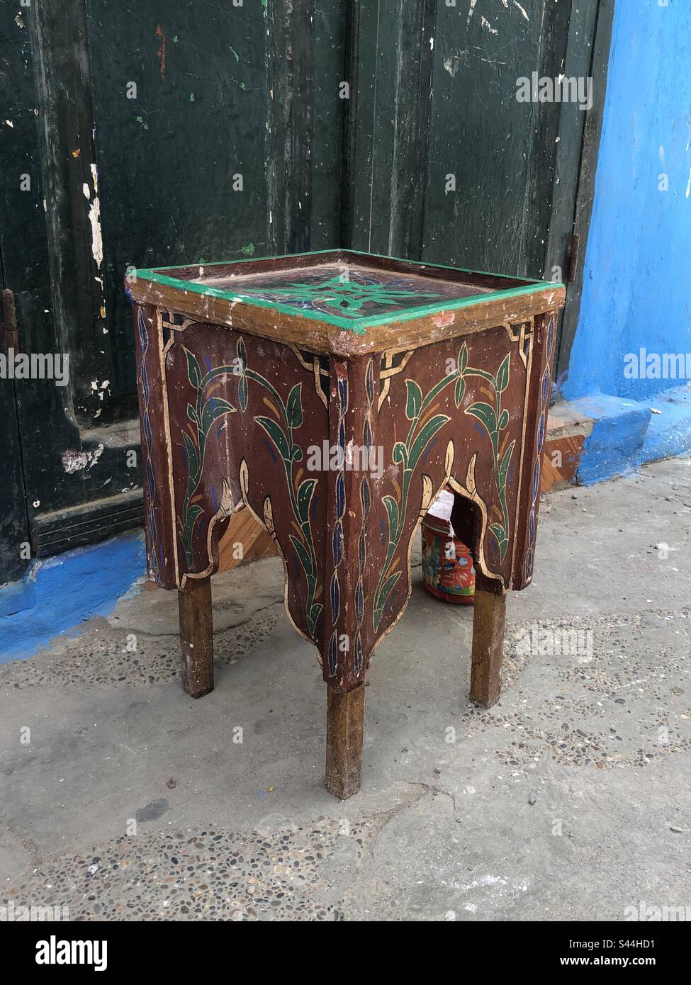 Old table hi-res stock photography and images - Alamy