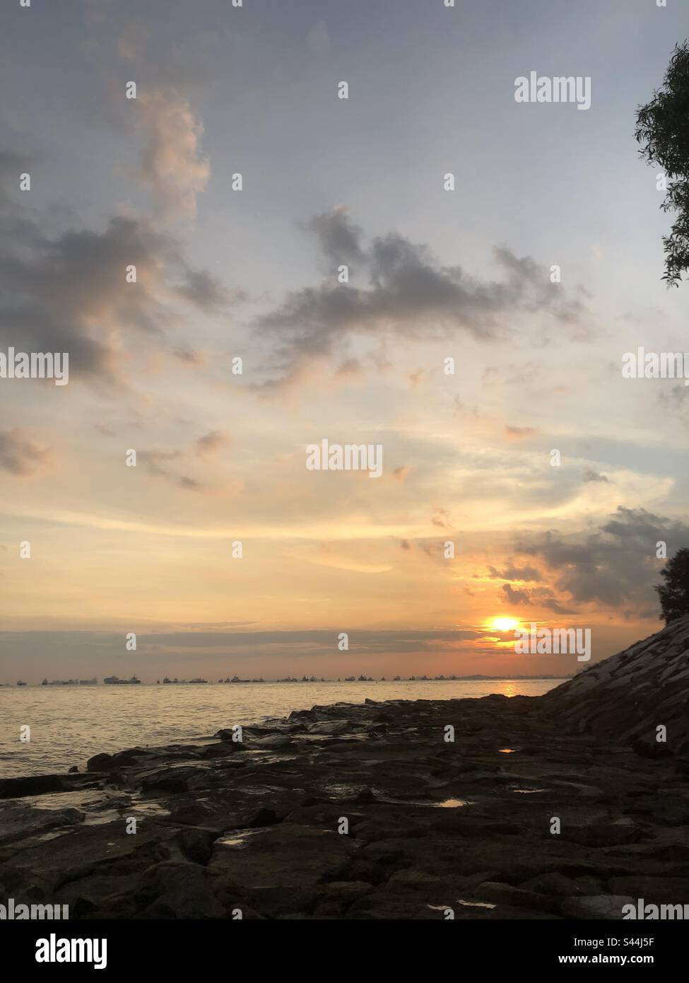 Beachside sunset hi-res stock photography and images - Alamy