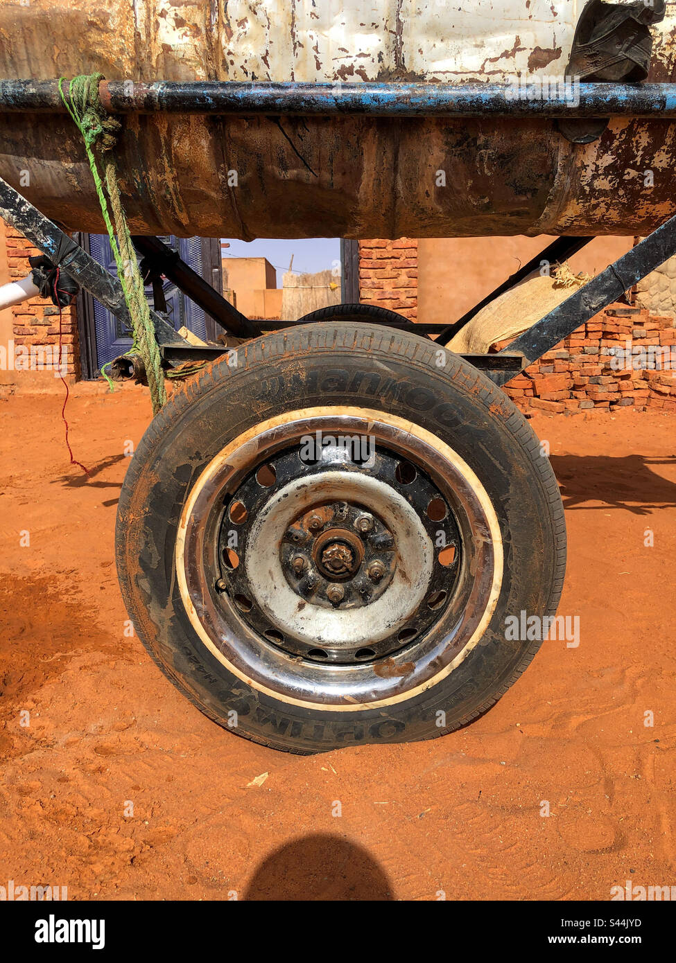 Black car sun hi-res stock photography and images - Alamy