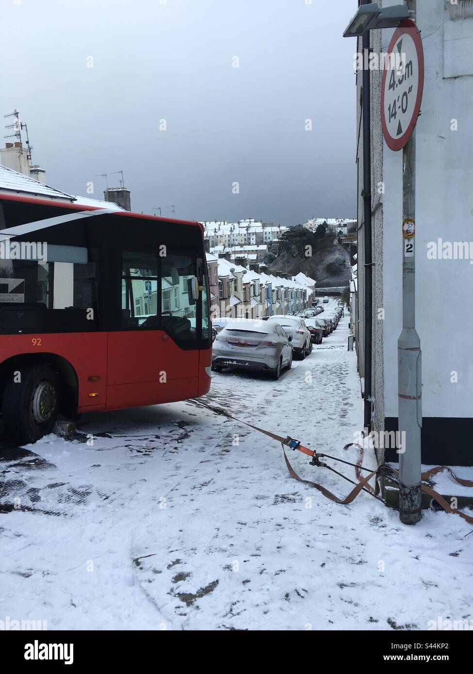 Bus stop snow hi-res stock photography and images - Alamy