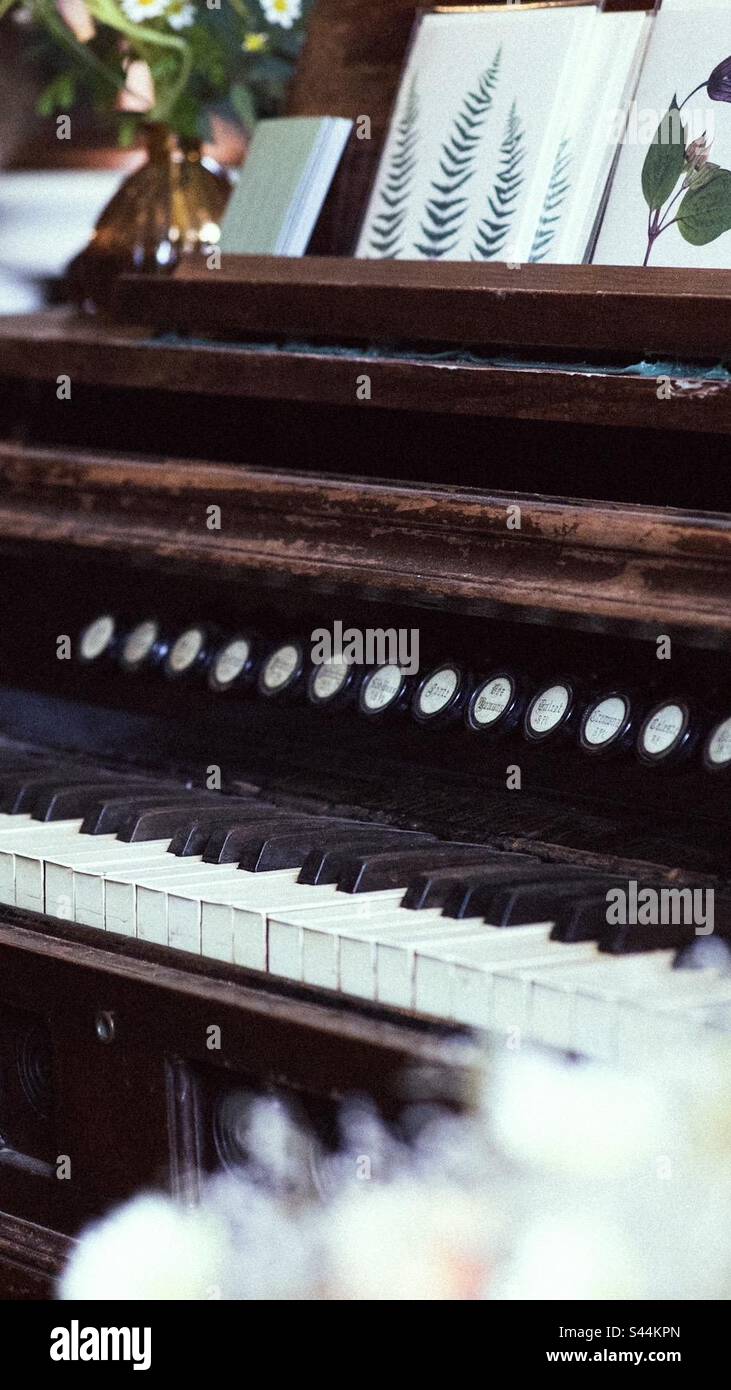 Vintage piano hi-res stock photography and images - Alamy