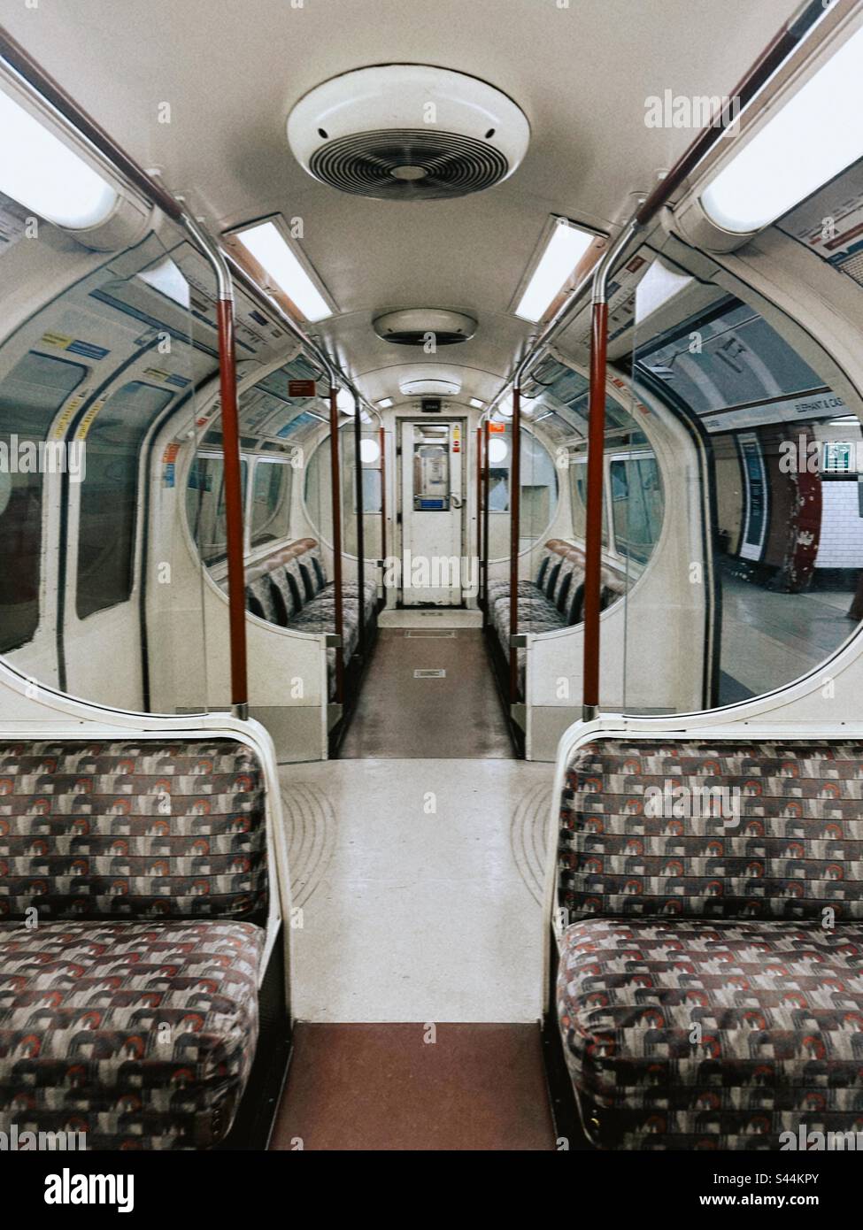 London metro tube hi-res stock photography and images - Alamy