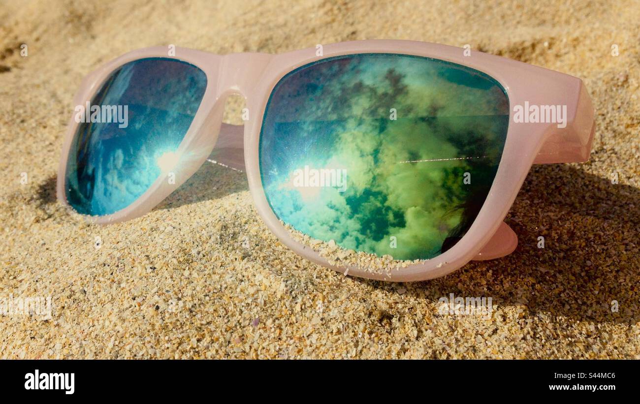 Sunshine sunglasses hi-res stock photography and images - Alamy