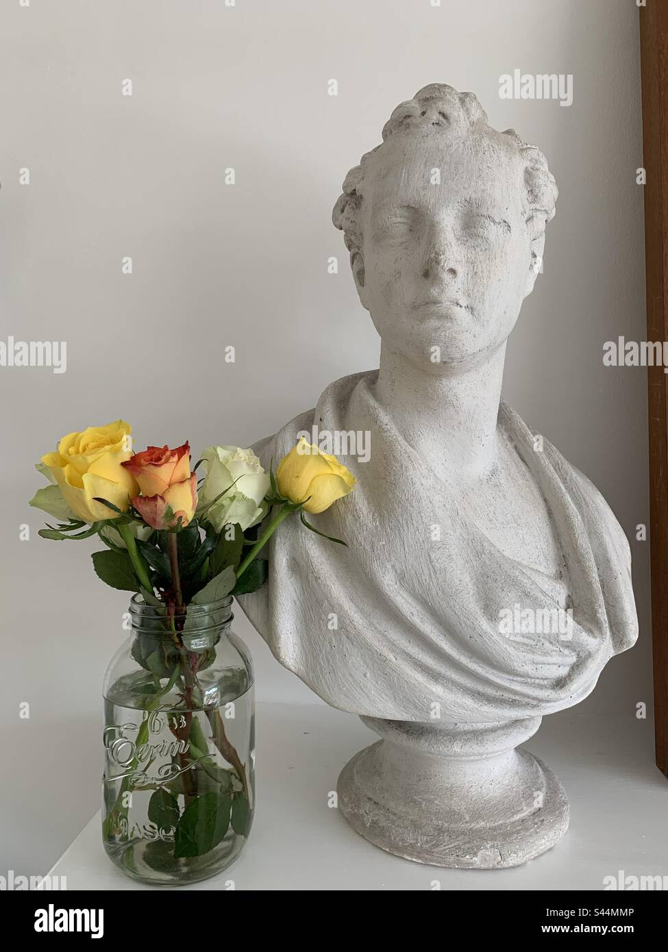 Statue roses hi-res stock photography and images - Alamy